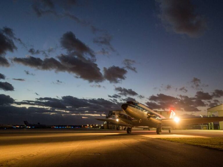 Airplane Lights and What They Mean - Thrust Flight